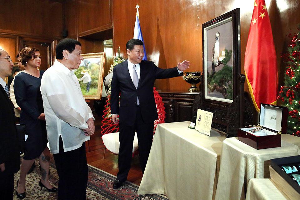 Duterte receives token from Xi | Photos | GMA News Online