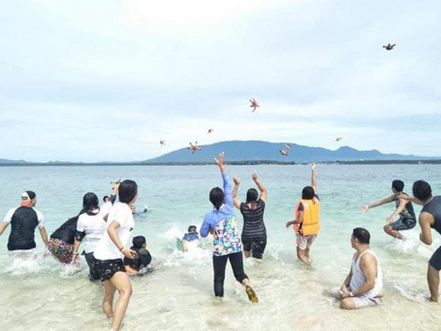DepEd confirms: Teachers behind starfish-throwing viral photo | GMA ...