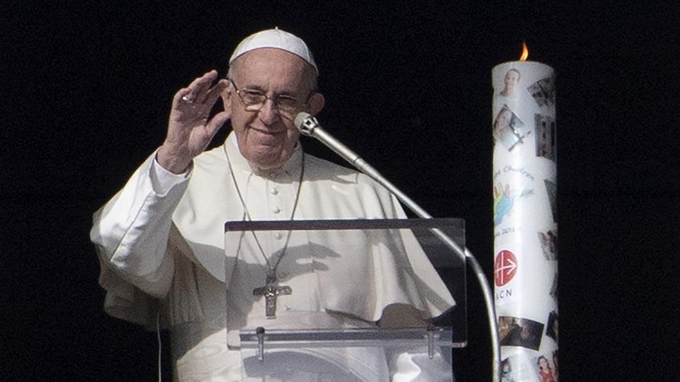 Pope lights candle for children of Syria | GMA News Online