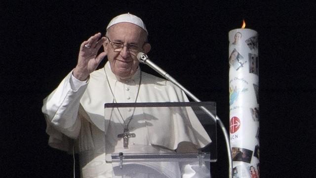Pope lights candle for children of Syria | GMA News Online