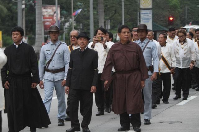 Rizal's walk from Fort Santiago to Bagumbayan reenacted | Photos | GMA ...