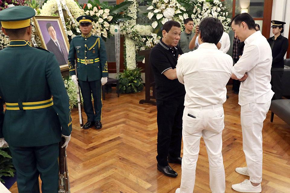 Duterte visits wake of Metrobank founder George Ty | Photos | GMA News ...