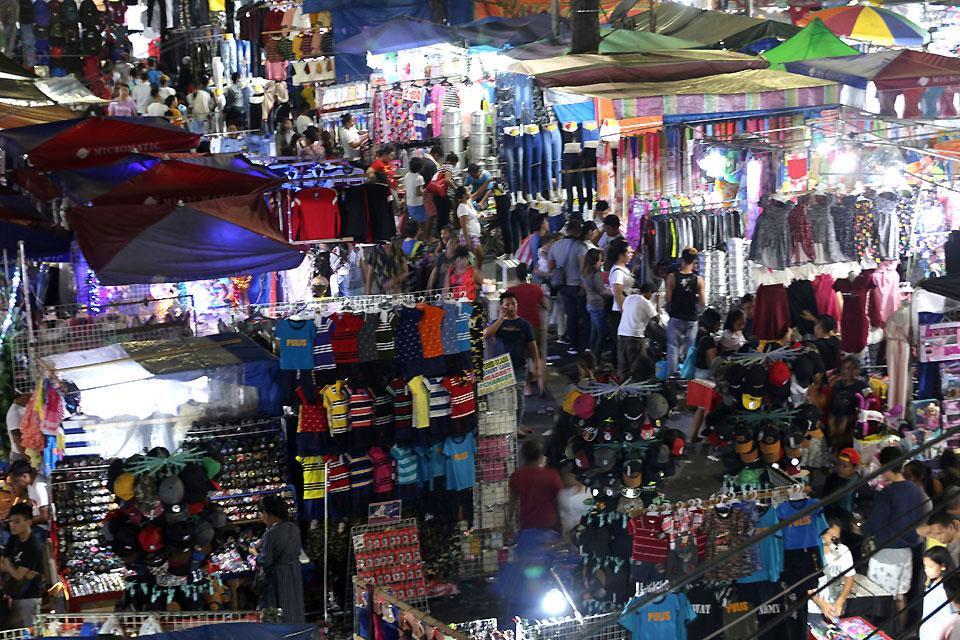 Divisoria thrives even at night as Christmas nears | Photos | GMA News ...