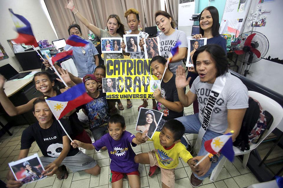 Tondo school kids cheer Catriona Gray's win | Photos | GMA News Online