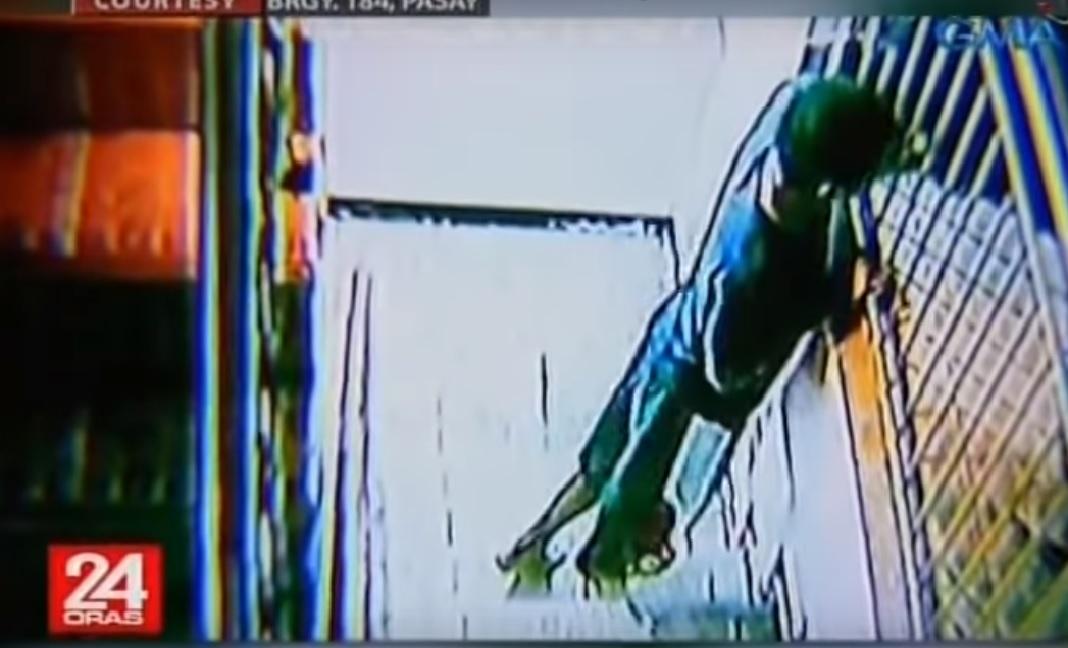 Akyat-bahay sa Pasay, nahuli-cam; payong at tsinelas, 'di pinatawad ... Akyat-bahay sa Pasay, nahuli-cam; payong at tsinelas, 'di pinatawad ...