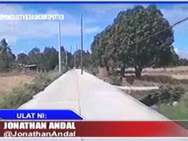 Bagong gawang kalsada na may mga poste ng kuryente sa gitna, nag-viral ...