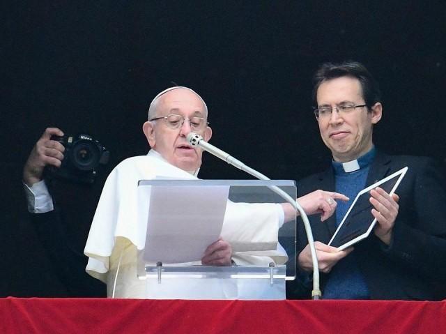 Prayer with the Pope just a click away with new app | GMA News Online