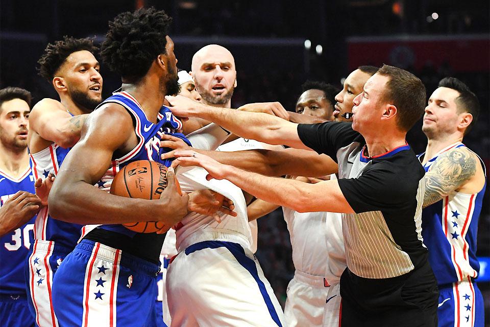 Brief ruckus mars 76ers, Clippers NBA game | Photos | GMA News Online