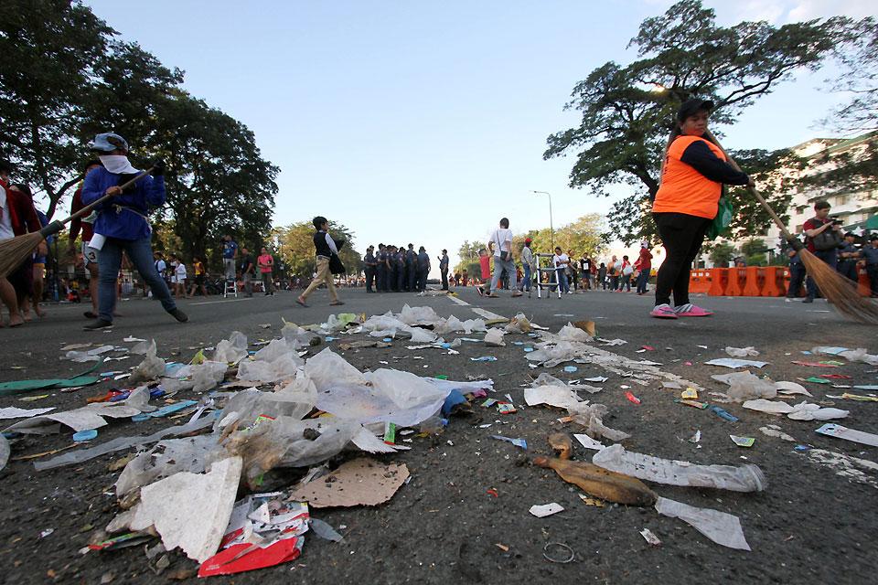 5 to 7 trucks of trash collected from Quirino Grandstand alone —MMDA ...
