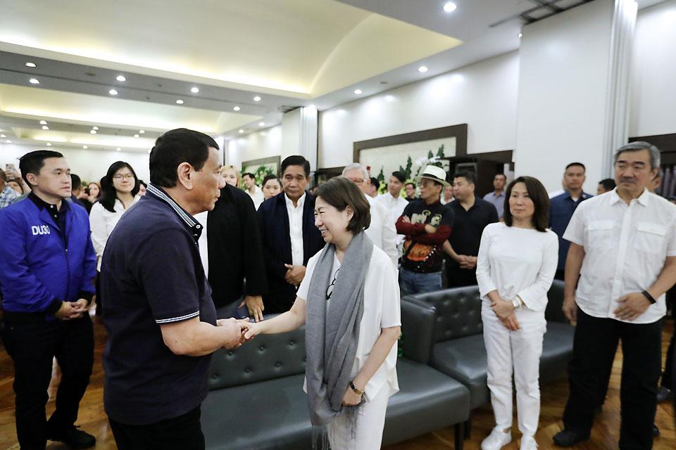 Duterte visits wake of business tycoon Henry Sy Sr. | GMA News Online
