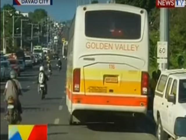 Lalaking biglang nanaksak ng kapwa niya pasahero sa bus, napatay ng rumespondeng pulis ...