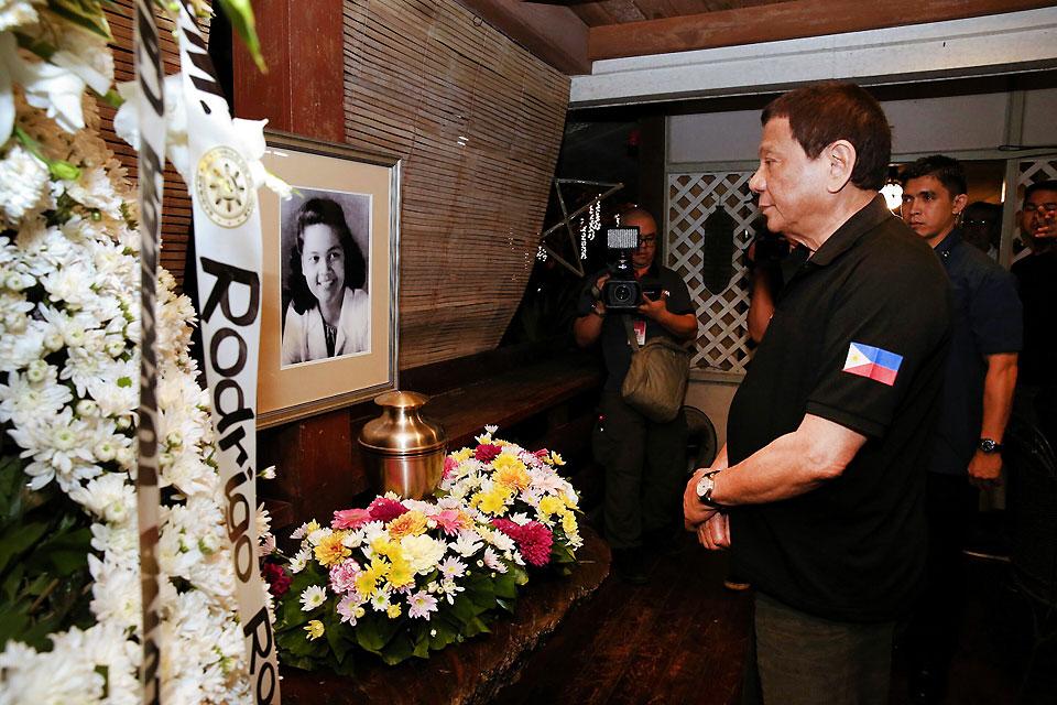 Duterte visits wake of Reuben Canoy's wife in CDO | Photos | GMA News ...