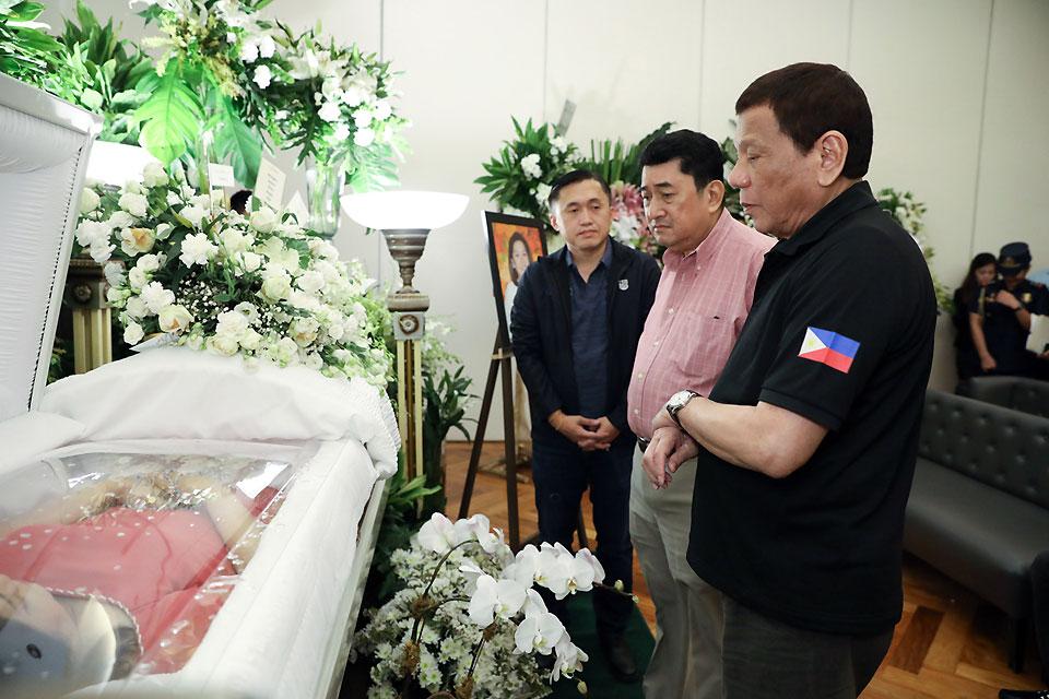 Duterte visits wake of Usec. Jacinto Paras' wife | Photos | GMA News Online
