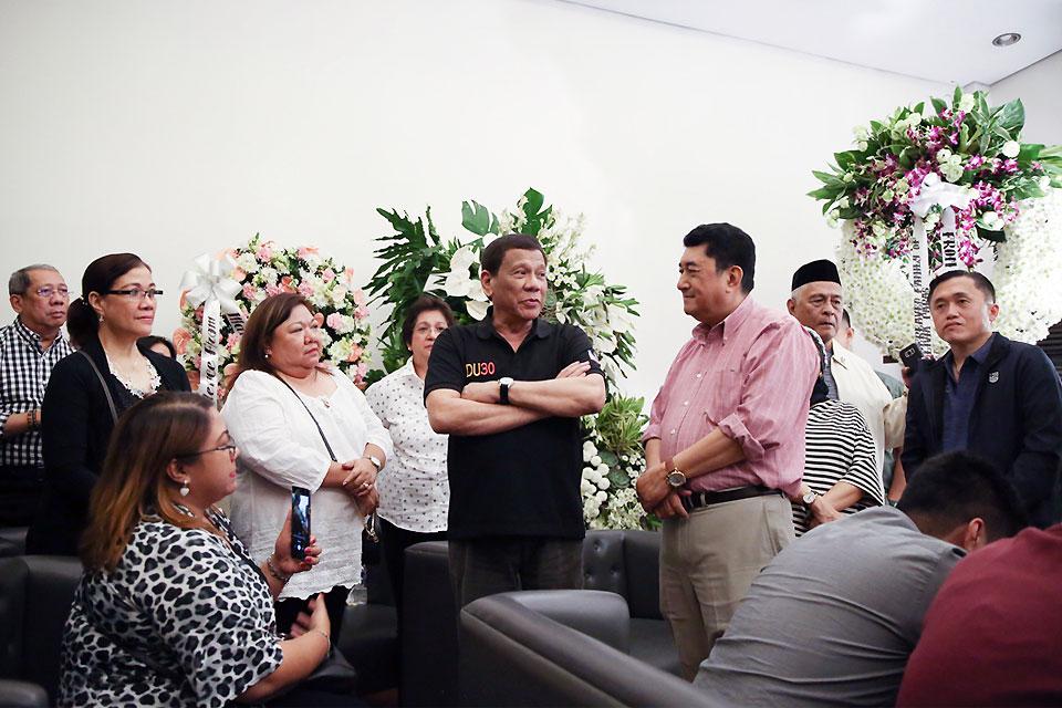 Duterte visits wake of Usec. Jacinto Paras' wife | Photos | GMA News Online