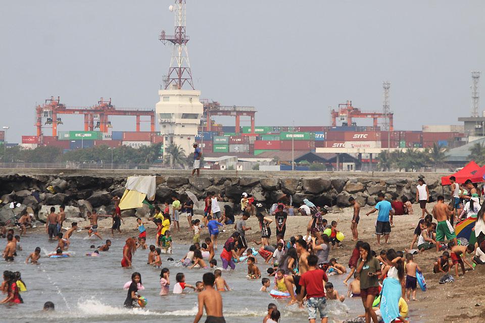 Baseco residents take a dip in Manila Bay | Photos | GMA News Online