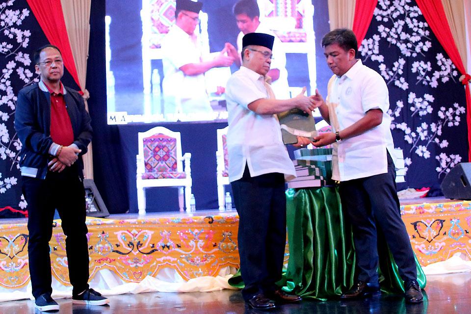 Hataman, Ebrahim at turnover of ARMM documents | Photos | GMA News Online