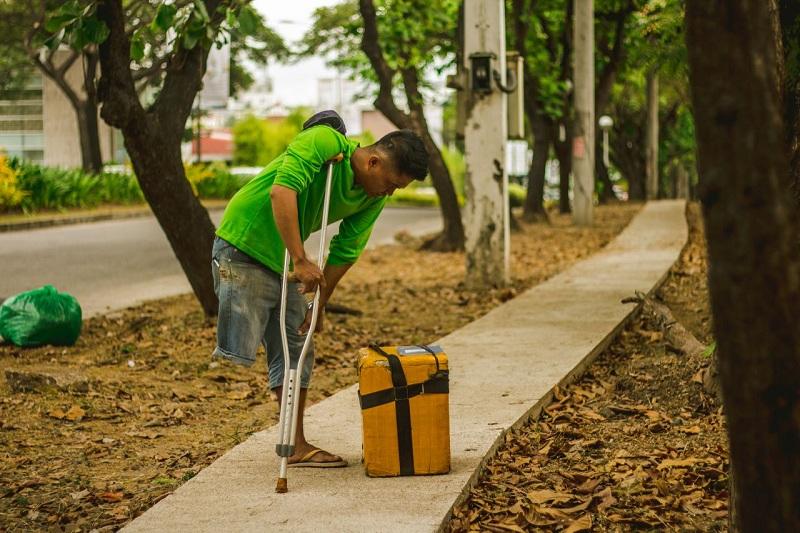 Father with one leg supports his family by selling ice cream | GMA News ...