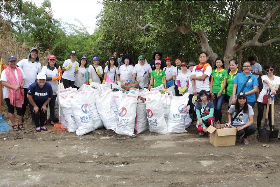 GMA employees join mangrove planting, cleanup activity in Kawit ...