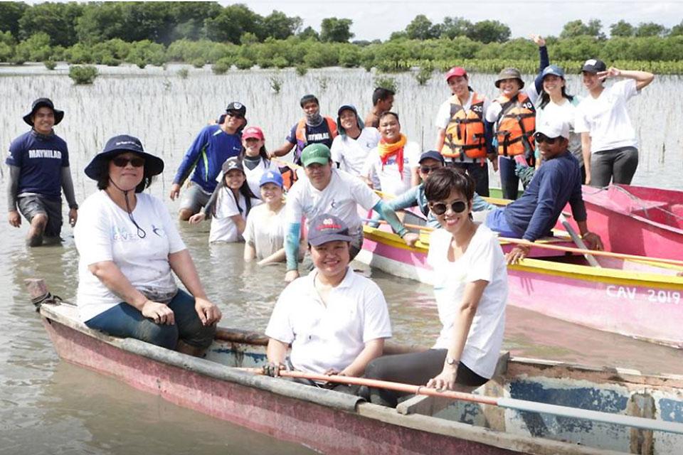 GMA employees join mangrove planting, cleanup activity in Kawit ...