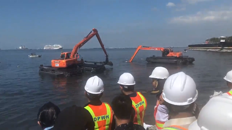 DPWH plans to dredge 225,000 MT of trash from Manila Bay | GMA News Online