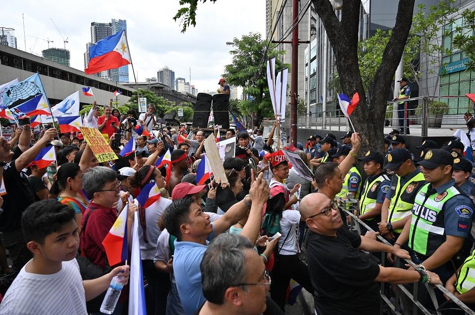 Protesters warn of Chinese ‘invasion’ of Philippines | GMA News Online