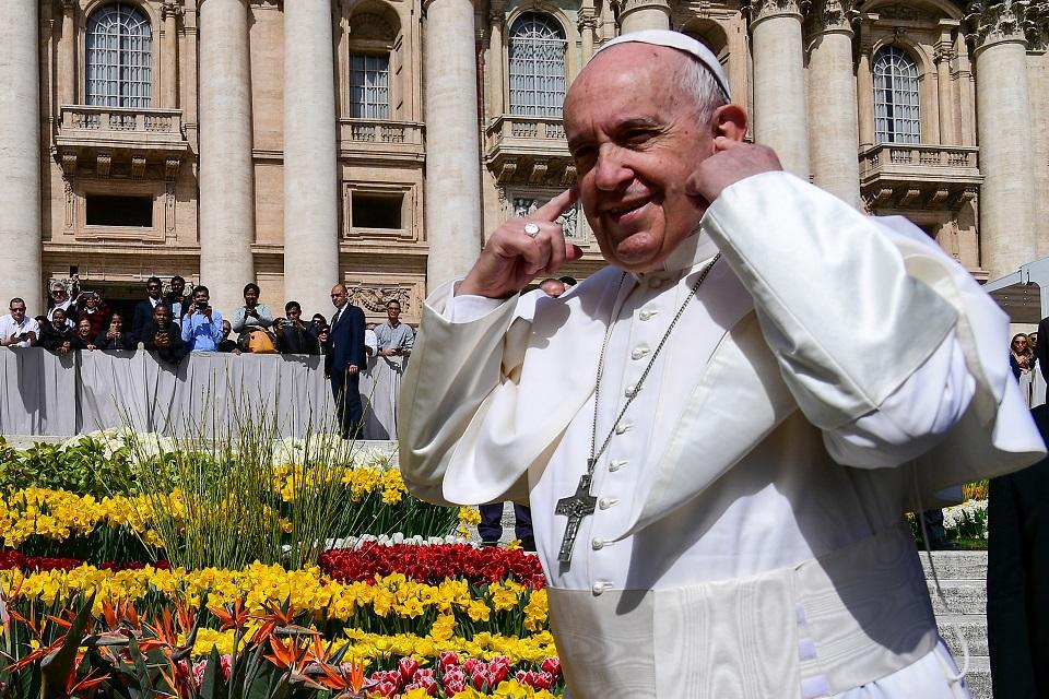 Pope urges hairdressers to cut gossip | GMA News Online