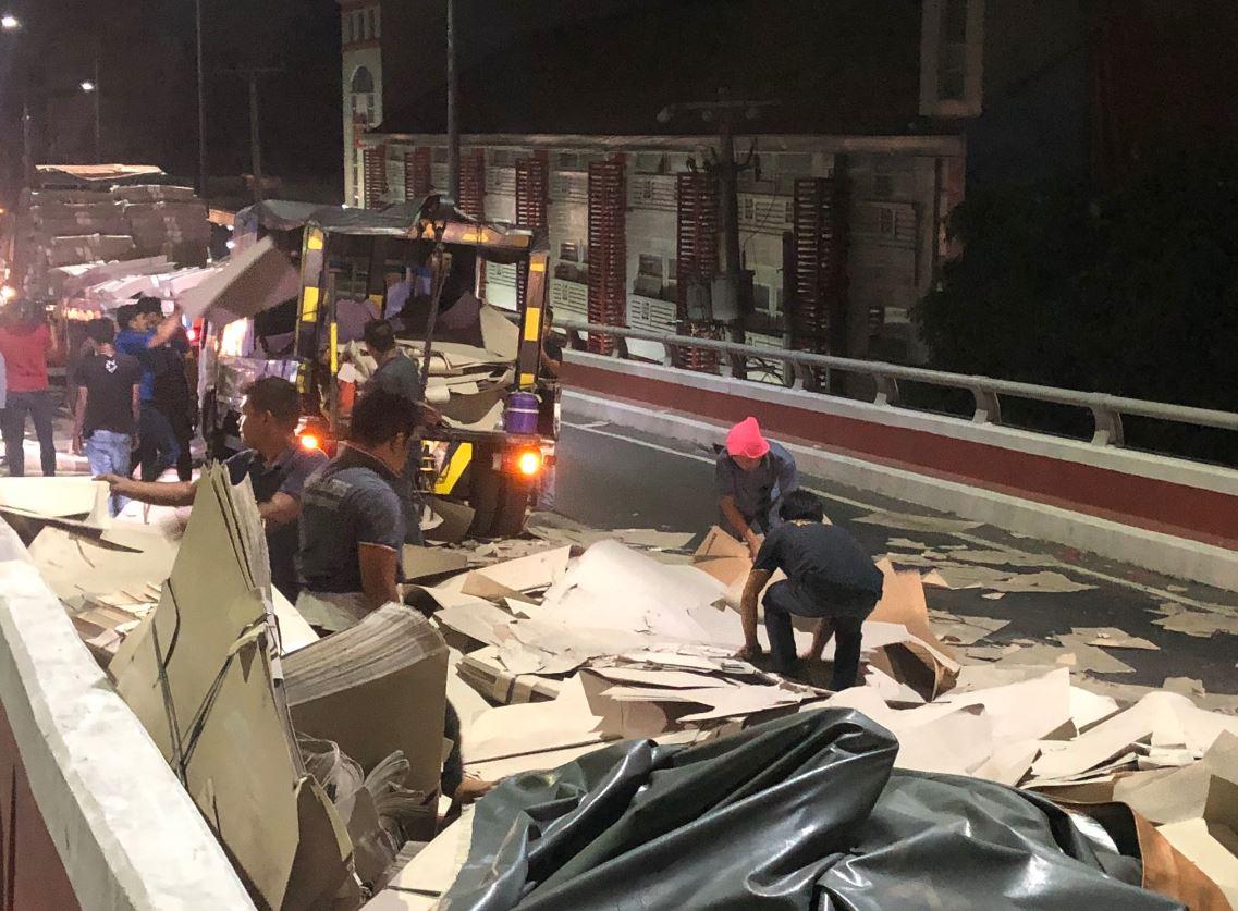 Cartons cause traffic congestion along C 5 road in Libis, Quezon City ...