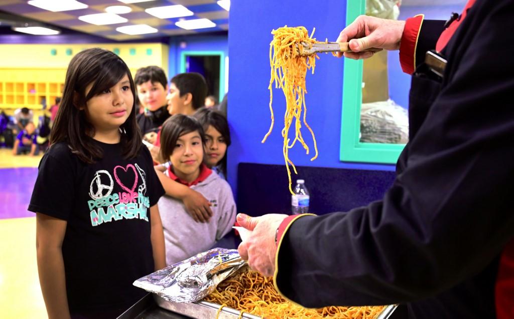 California chef feeds homeless kids | GMA News Online