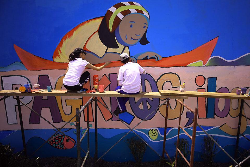 Artists beautify Tullahan Bridge in Valenzuela | Photos | GMA News Online