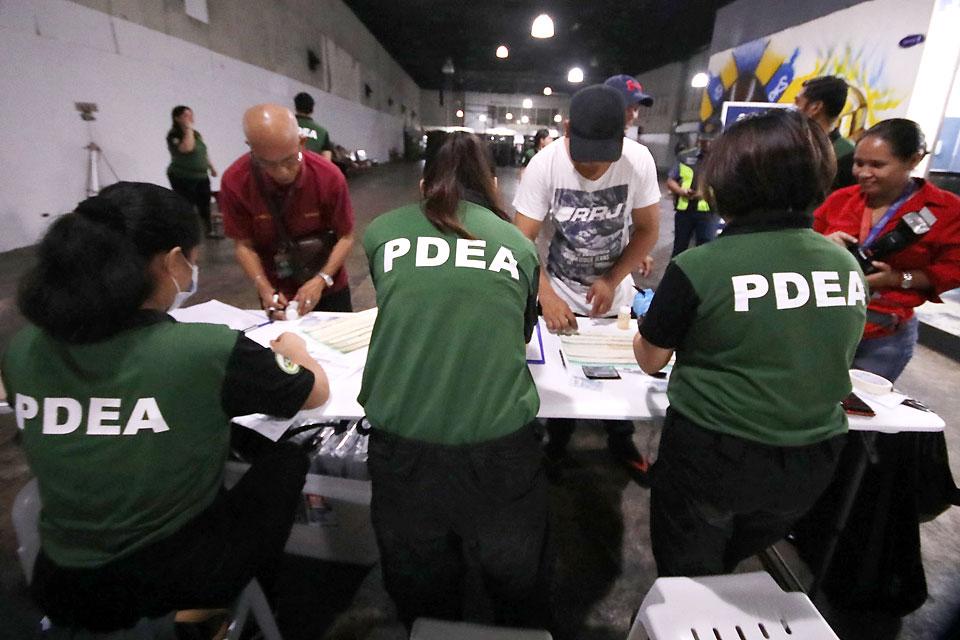 Bus drivers, conductors undergo drug tests | Photos | GMA News Online