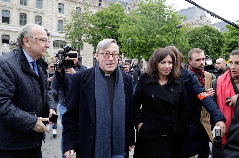 Paris mayor visits Notre Dame Cathedral after fire | Photos | GMA News ...