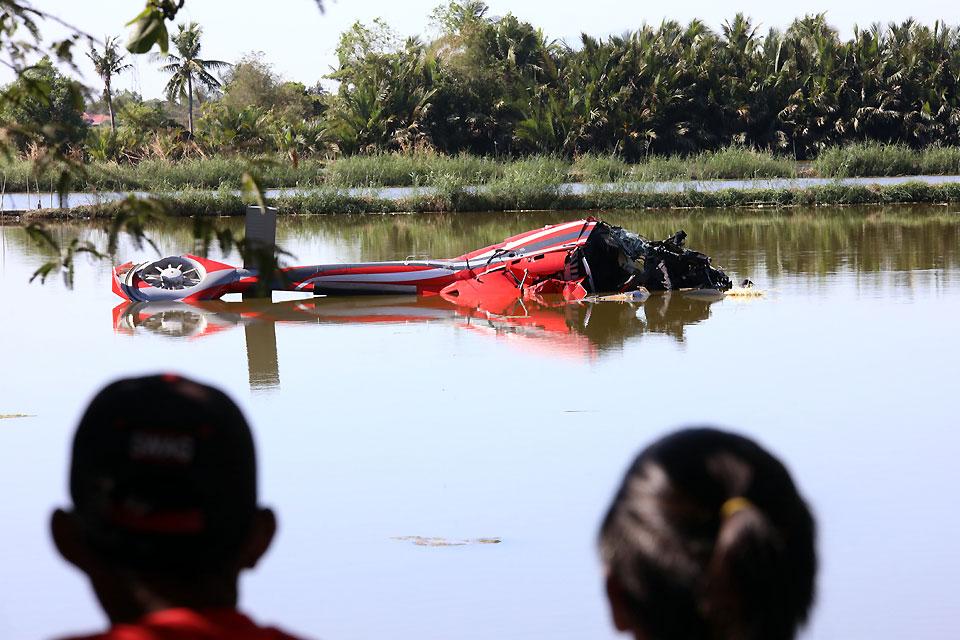 Victims had head wounds, recovered outside crashed chopper | GMA News ...