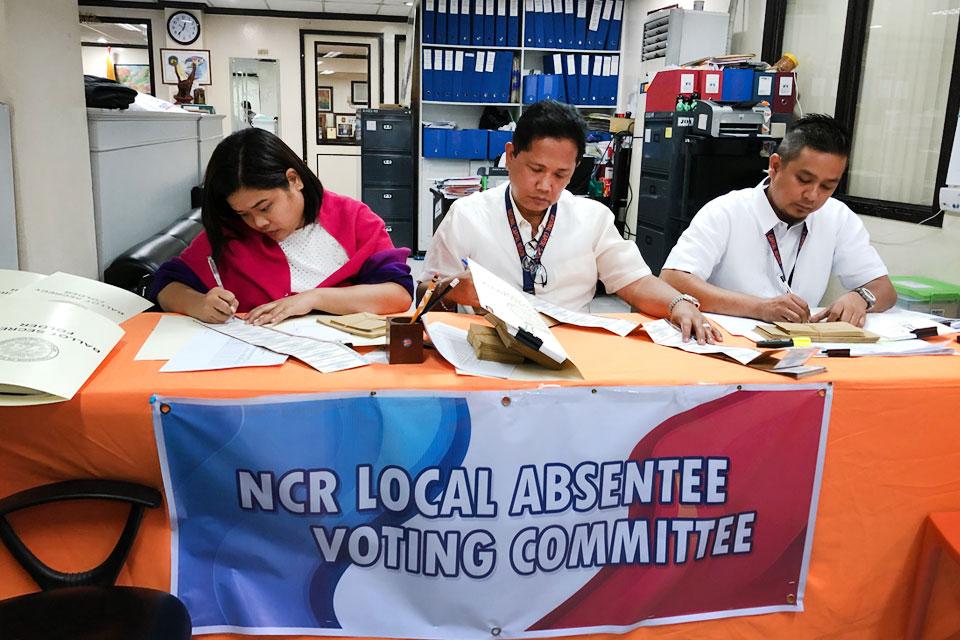 Local absentee voting starts | Photos | GMA News Online