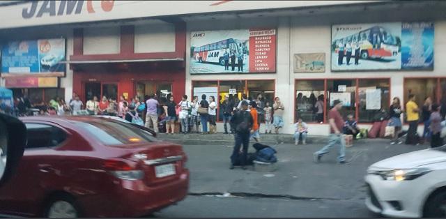 Passengers flock to bus terminals for Holy Week break | GMA News Online