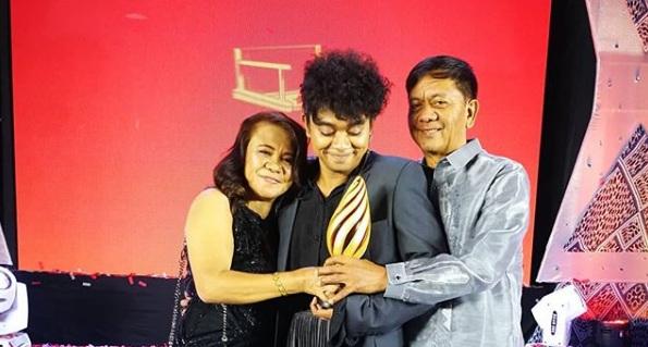 Nar Cabico celebrates Best Actor win at Sinag Maynila with parents ...