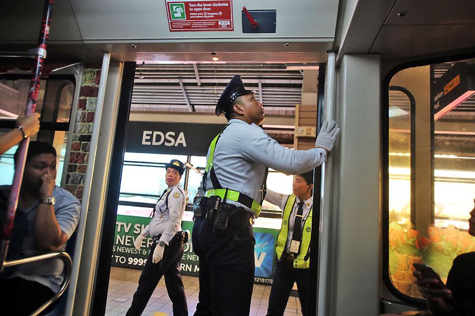 Door of LRT1 coach malfunctions, fails to close | Photos | GMA News Online
