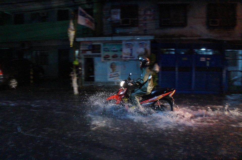 Sudden rain, flooding in NCR caused driver shortage —Grab PHL | GMA ...
