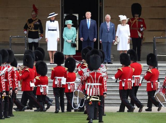 Donald Trump welcomed to Buckingham Palace by Queen Elizabeth | GMA ...