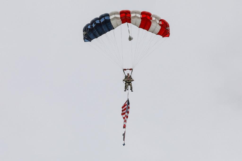 WWII paratroopers jump once again for D-Day anniversary | GMA News Online