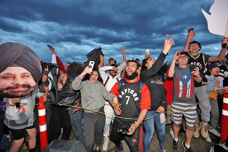 Jubilation in Toronto as fans celebrate Raptors’ NBA win | GMA News Online