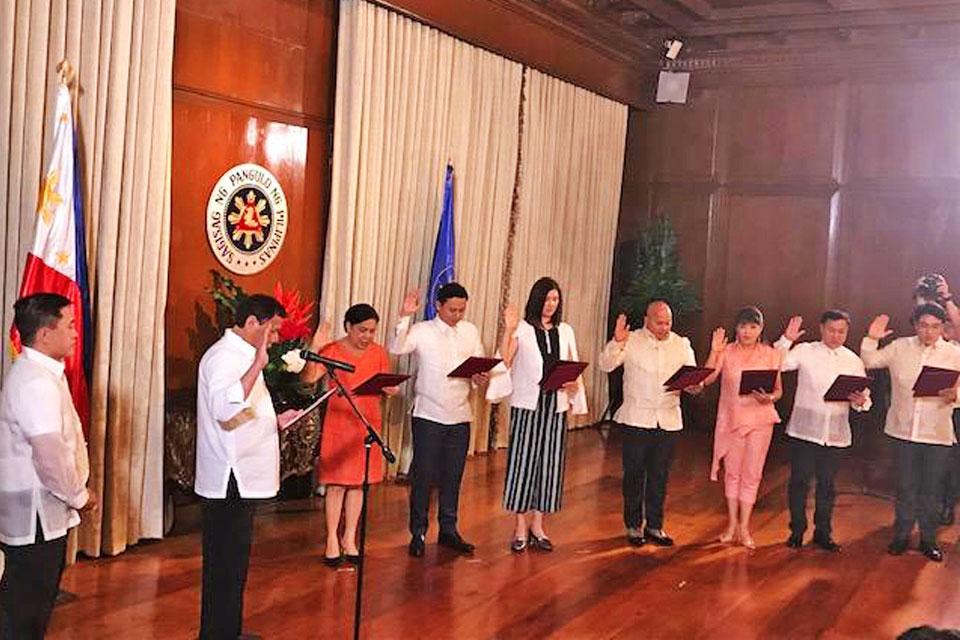 Duterte administers oath to Senate allies | Photos | GMA News Online