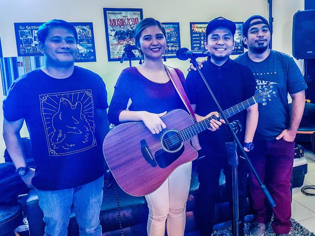 Pinoy group in UAE rocks 'people on the go' | GMA News Online