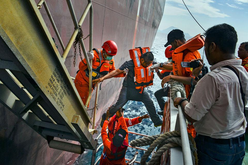 Pinoy seaman who suffered heart attack at sea rescued | Photos | GMA ...