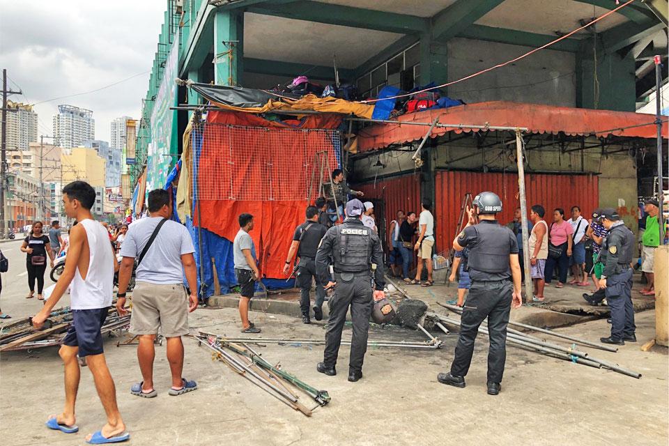 Divisoria vendors hold protest at Manila City Hall amid ban on ...