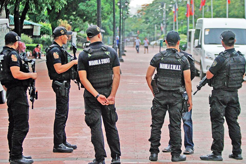 More cops deployed in public places | Photos | GMA News Online