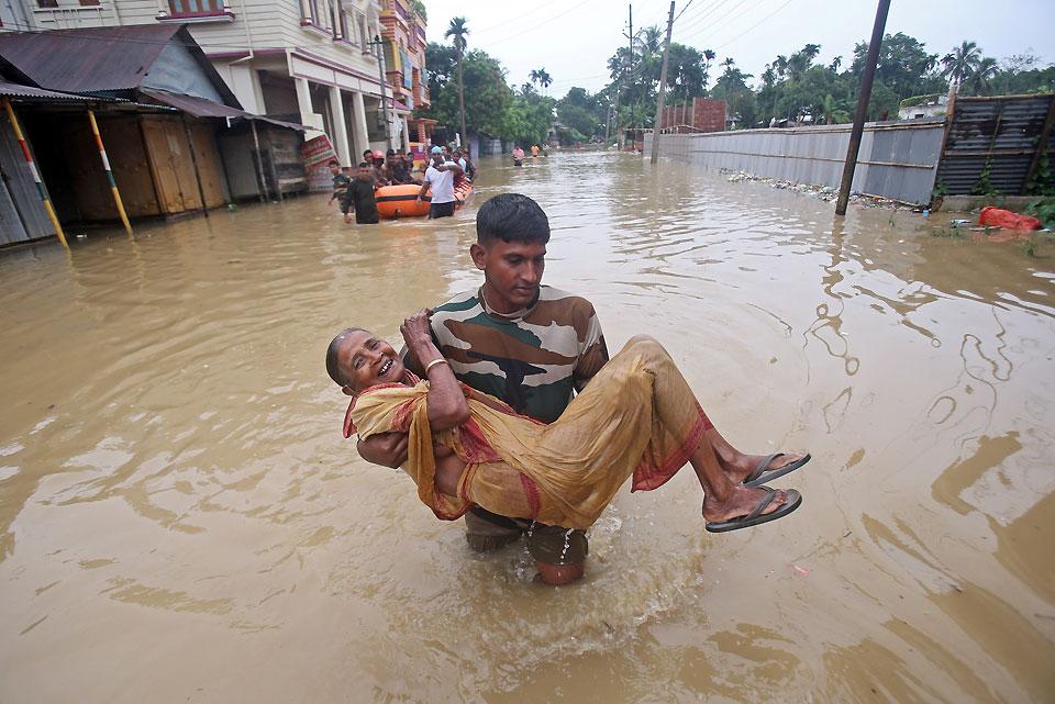 Heavy rains, flood inundate India towns | Photos | GMA News Online