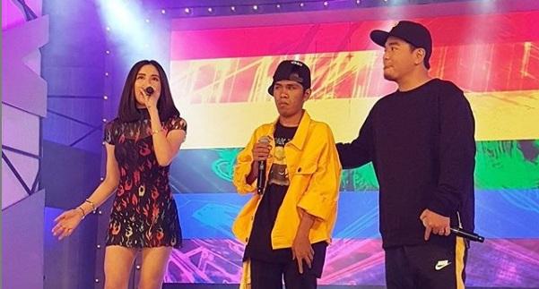 Kokey, the visually impaired rapper, performs with Julie Anne and Gloc ...
