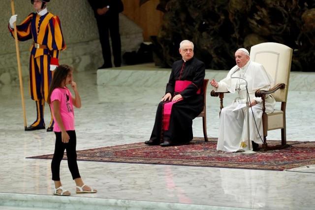 Pope gives sick girl free run of audience stage, delighting crowd | GMA ...