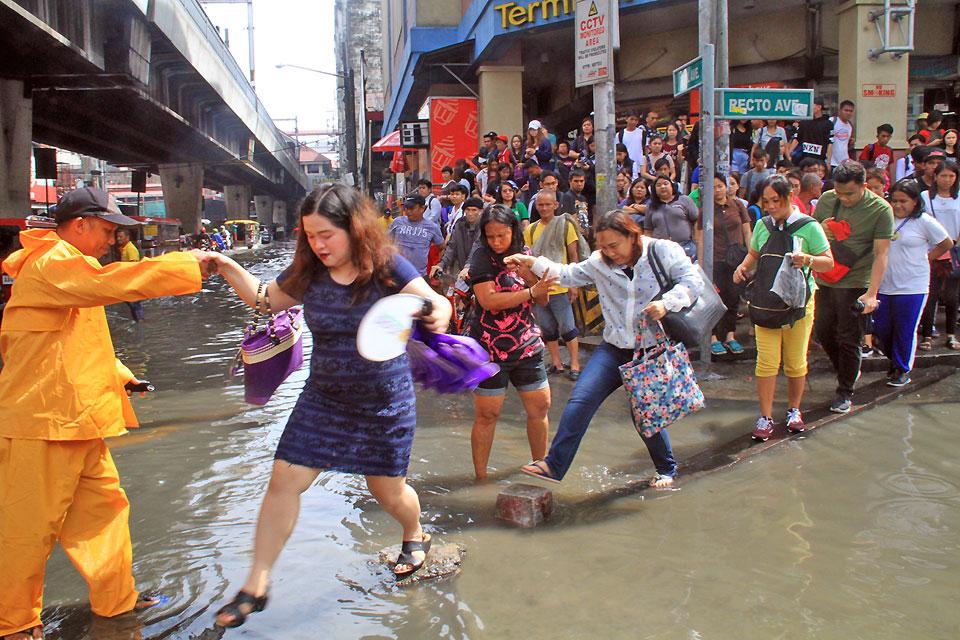 Life goes on despite floods in Metro Manila | Photos | GMA News Online