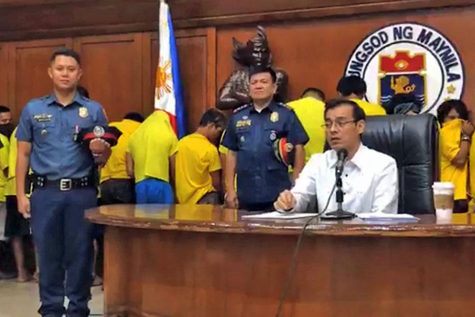 Manila cop who chased suspected snatcher gets P20,000 reward from Isko ...